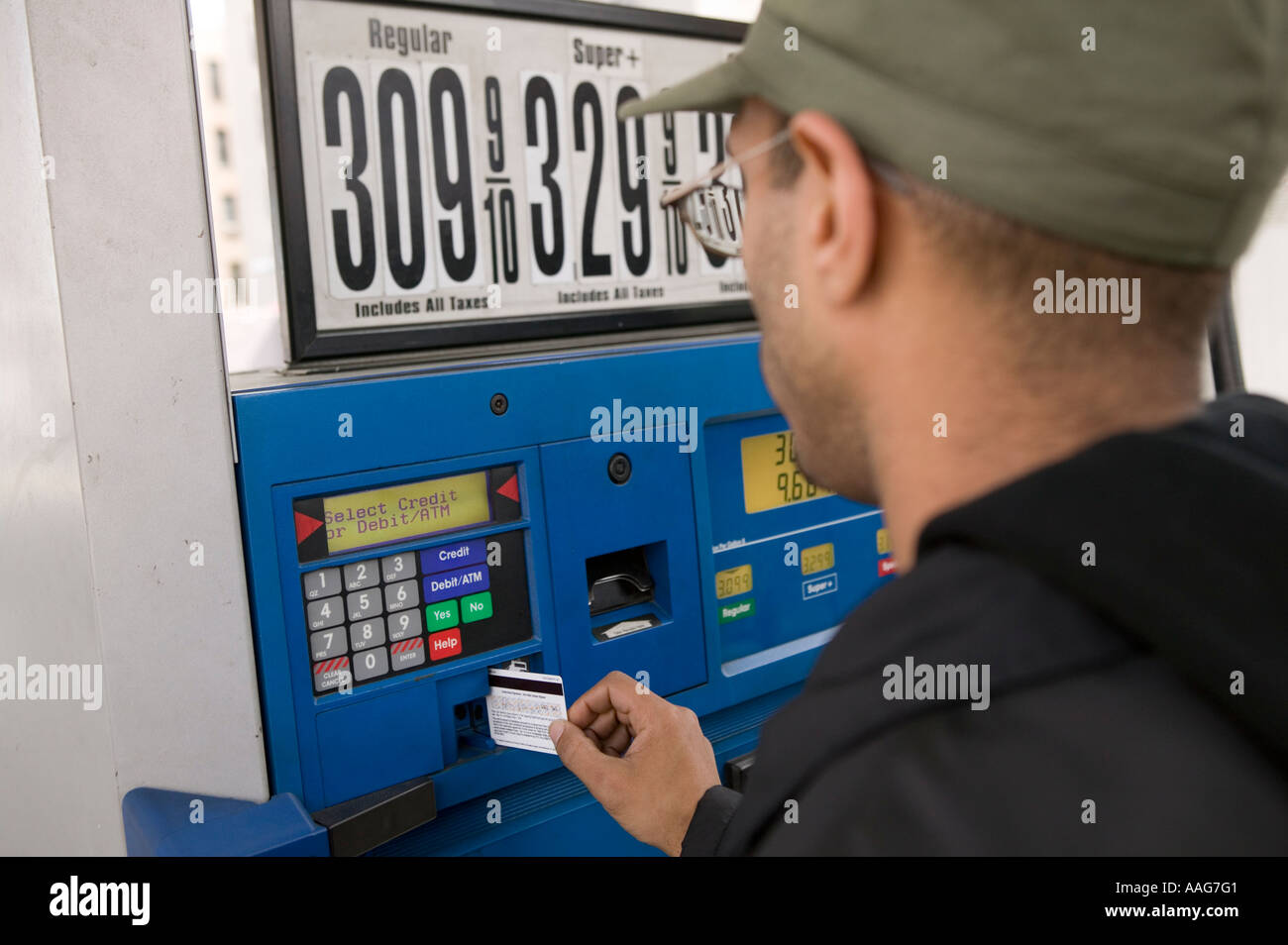 Car Filling Up Gas Station Usa Stock Photos & Car Filling Up Gas ...
