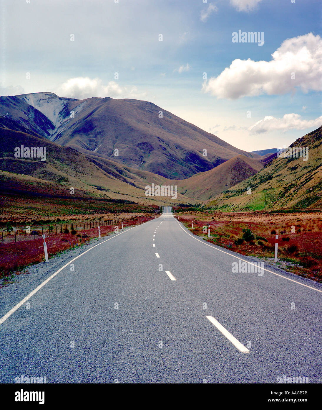the long straight way ahead through the mountains of new zealand in ...