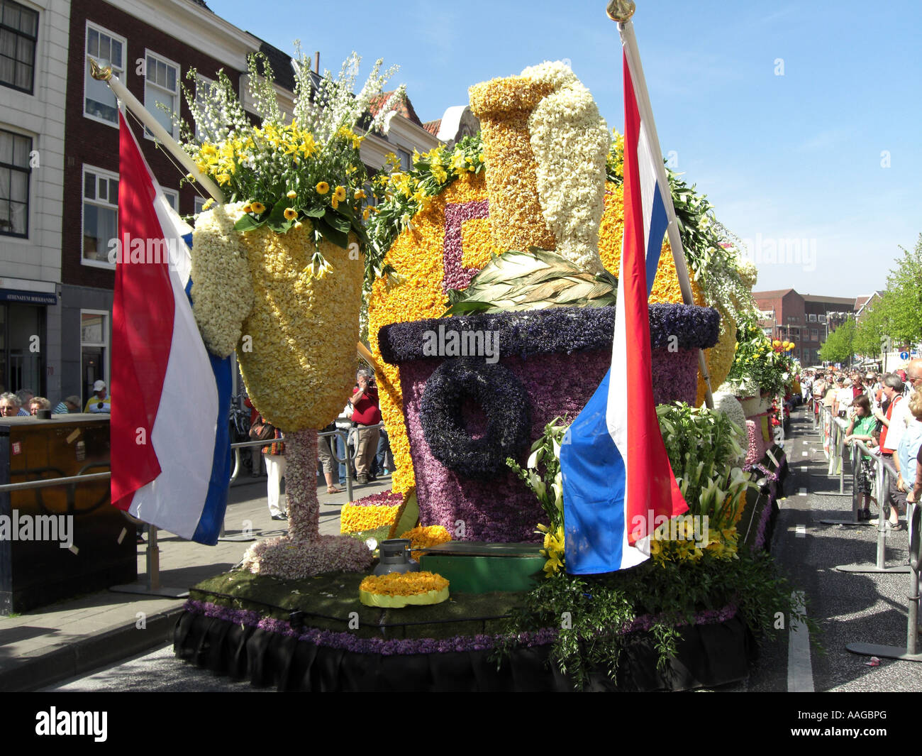 Champagne float at the Haarlem Bloemencorso flower parade The ...