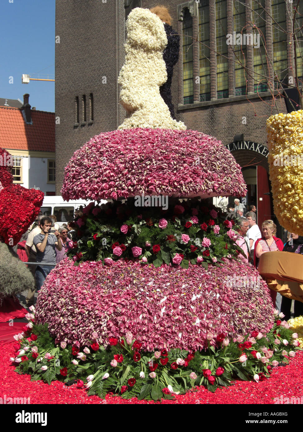 Wedding cake float at the Haarlem Bloemencorso flower parade The ...