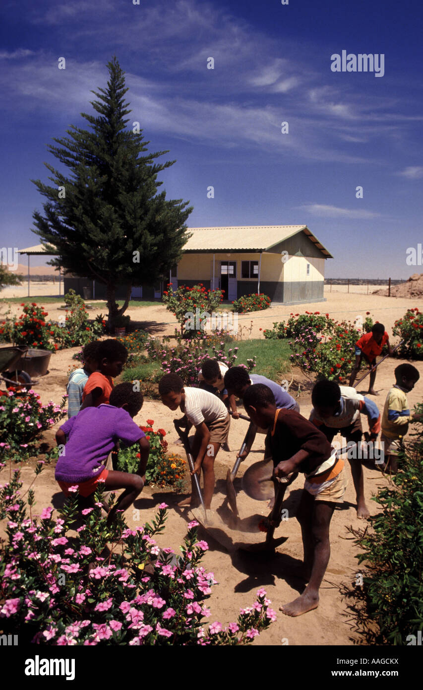 Topnaar schoolchildren working in their school garden at the heart of ...
