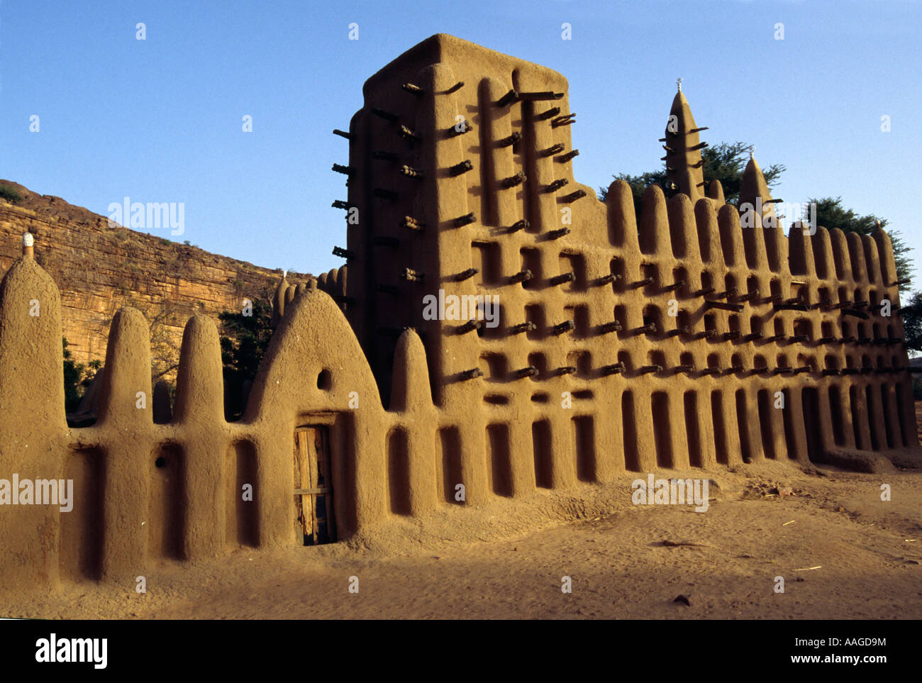 Mud mosque - Kani Kombolé, Pays Dogon, MALI Stock Photo - Alamy