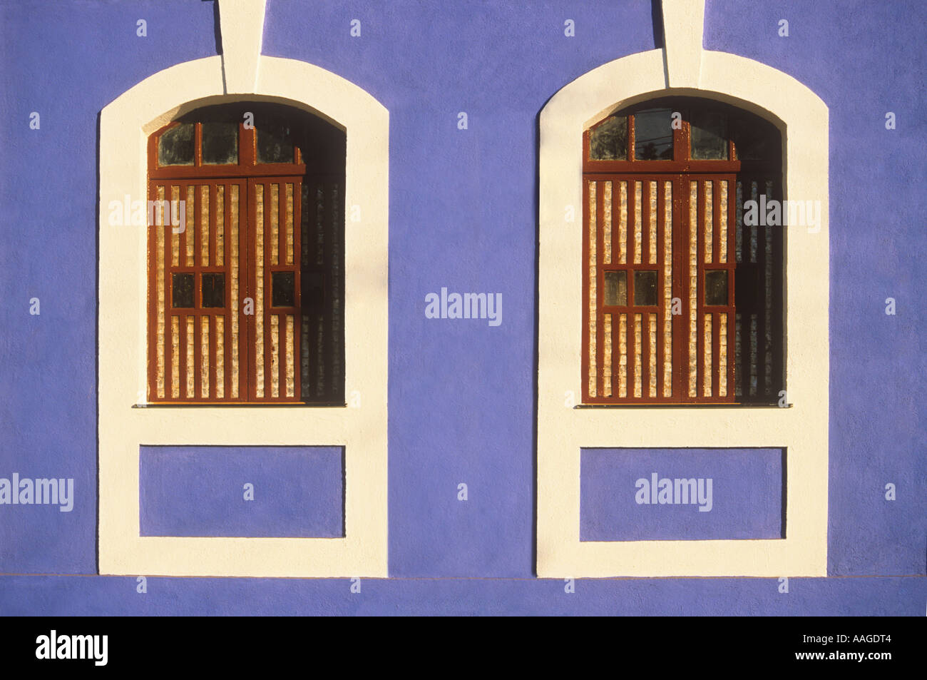 Shell windows hi-res stock photography and images - Alamy