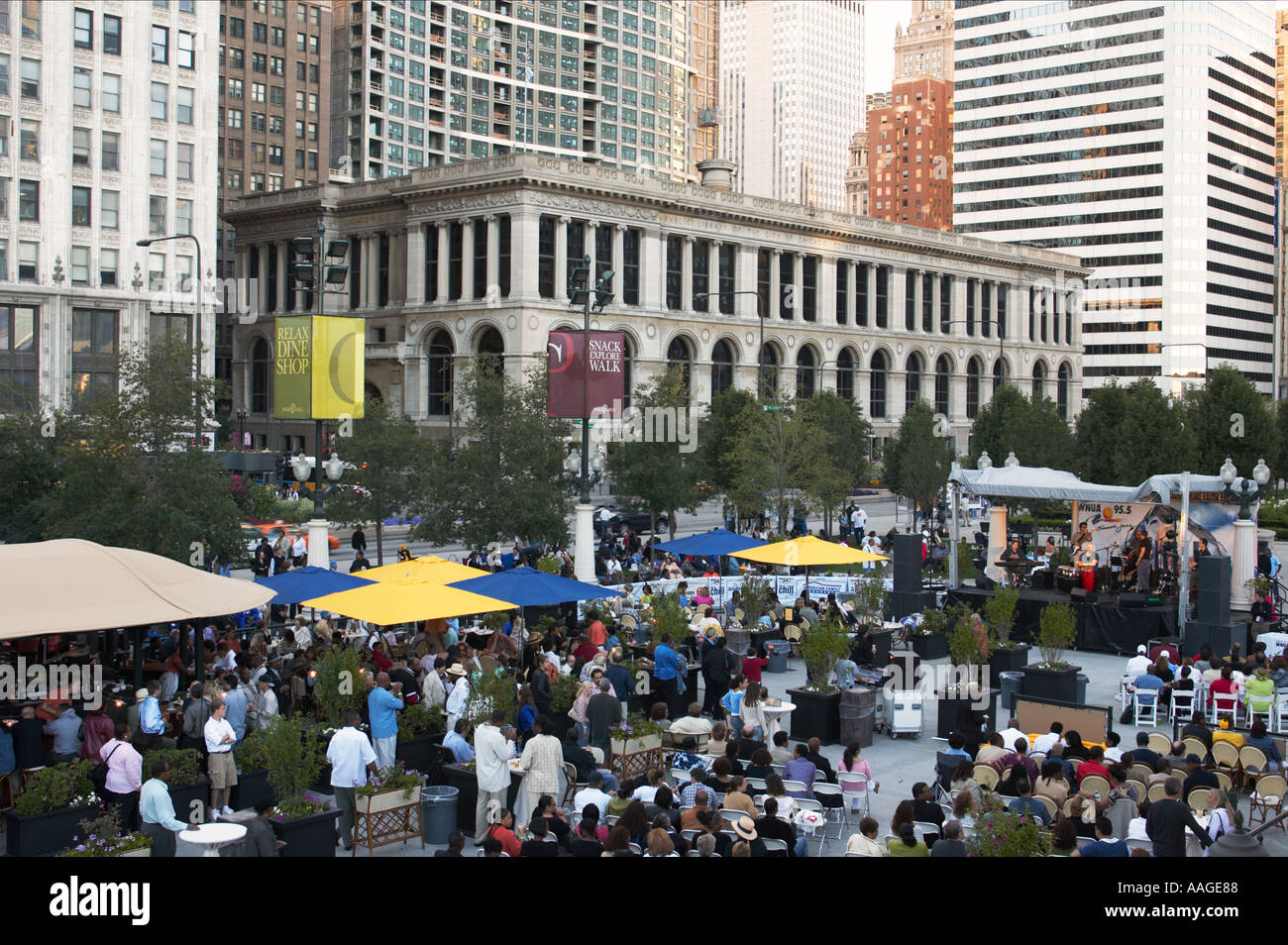 PARKS Chicago Illinois Crowd in Millennium Park listen to music ...