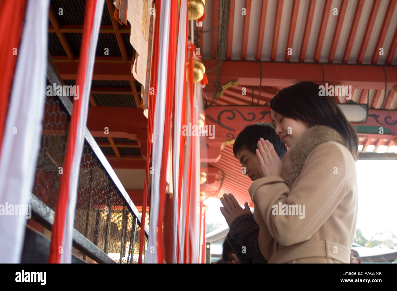 Japanese couple praying hi-res stock photography and images - Alamy