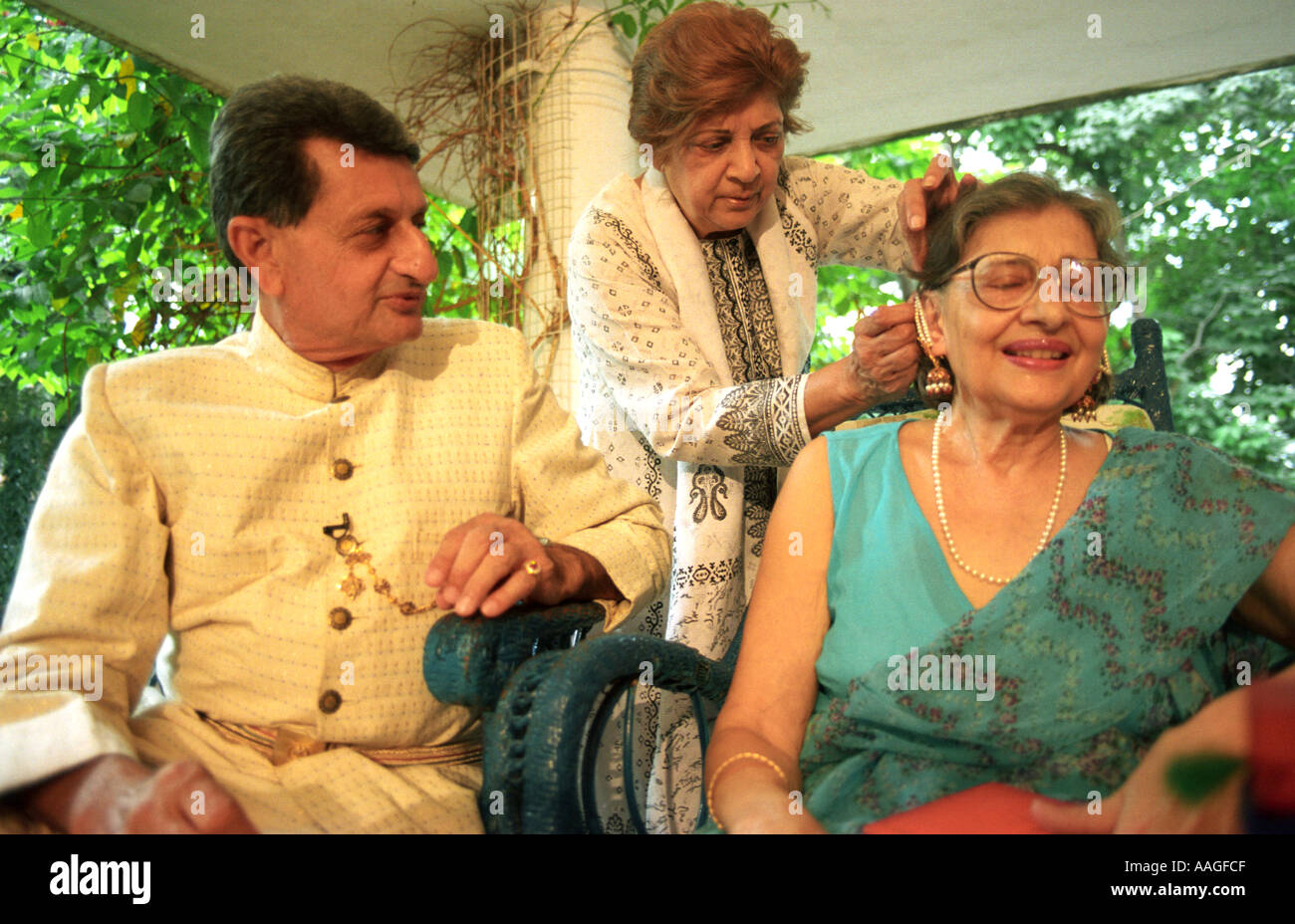 Parsi women hi-res stock photography and images - Alamy