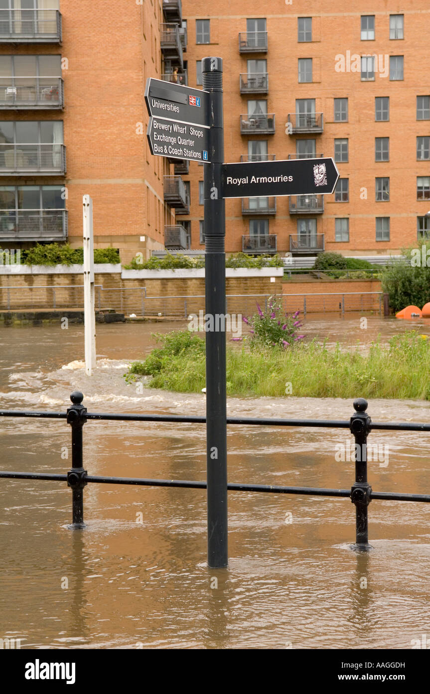 Flooded River Aire submerged sign on tow path at Crown Point Bridge ...