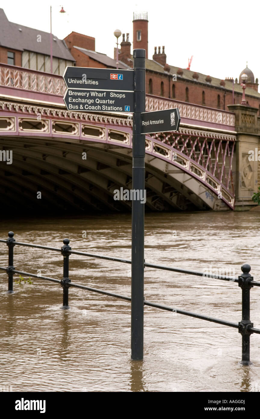 Flooded River Aire submerged sign on tow path at Crown Point Bridge ...