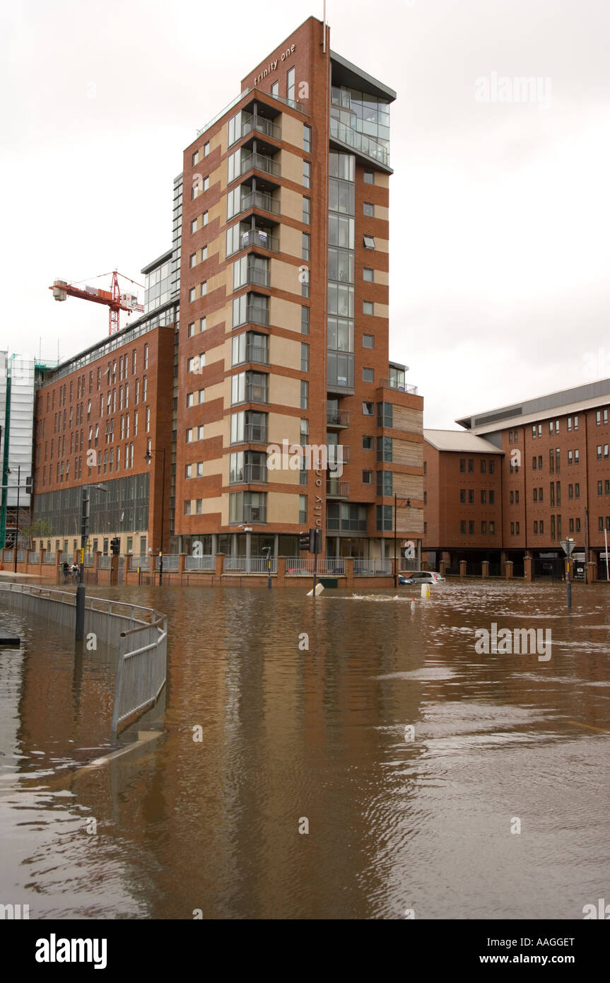 25 June 2007 Flooded River Aire at Neptune Street & East Street Leeds ...
