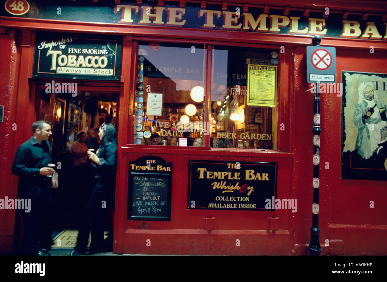 Couple drinking Guinness outside The Temple Bar Pub at night Temple Bar ...