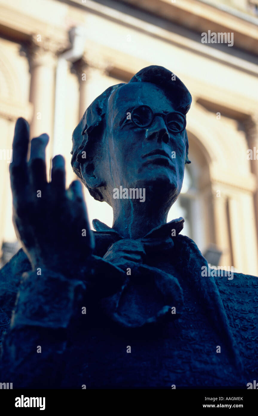 Bronze Yeatsstatue on street Sligo County Sligo Ireland Stock Photo - Alamy