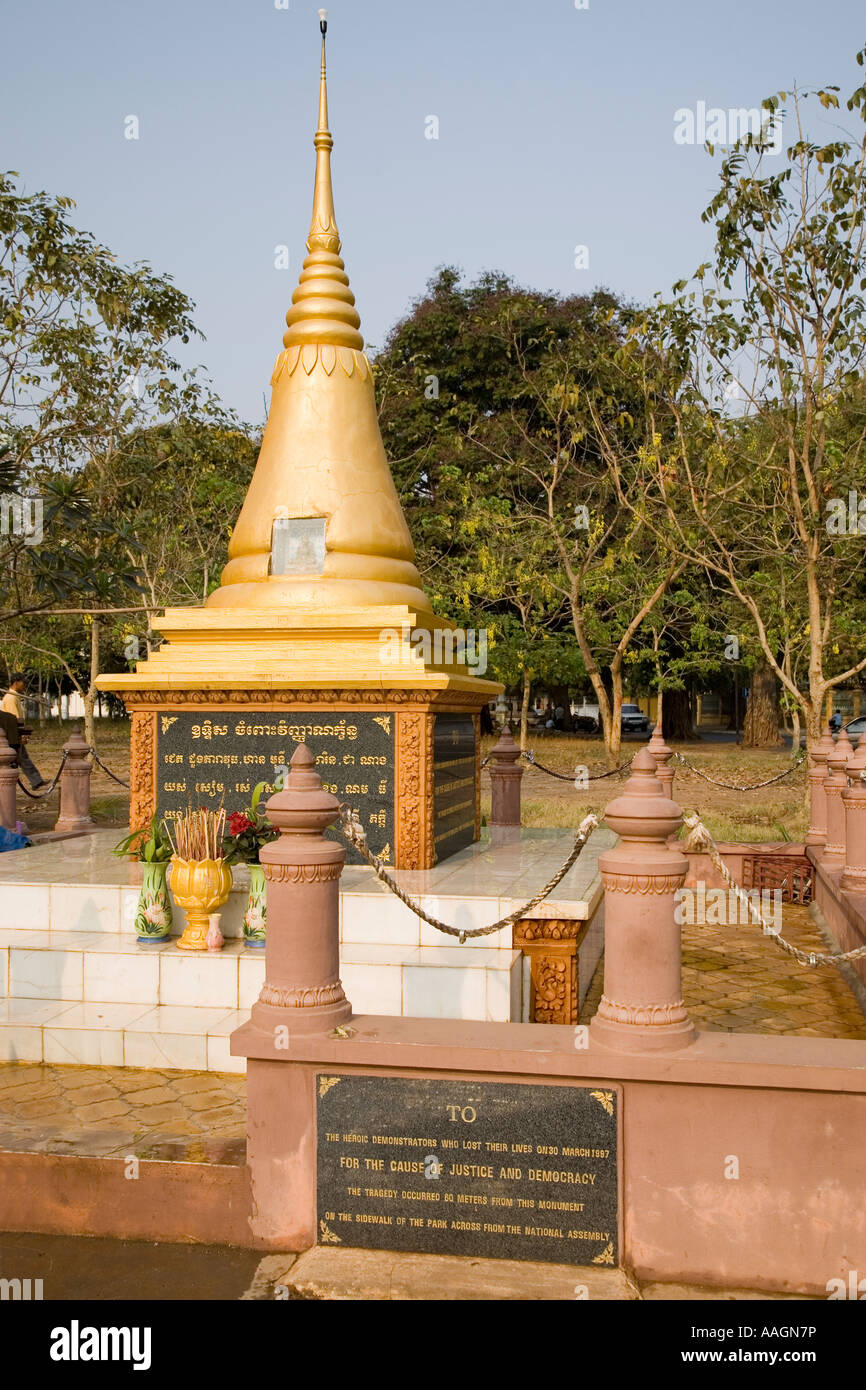 Democracy monument, Phnom Penh, Cambodia Stock Photo - Alamy