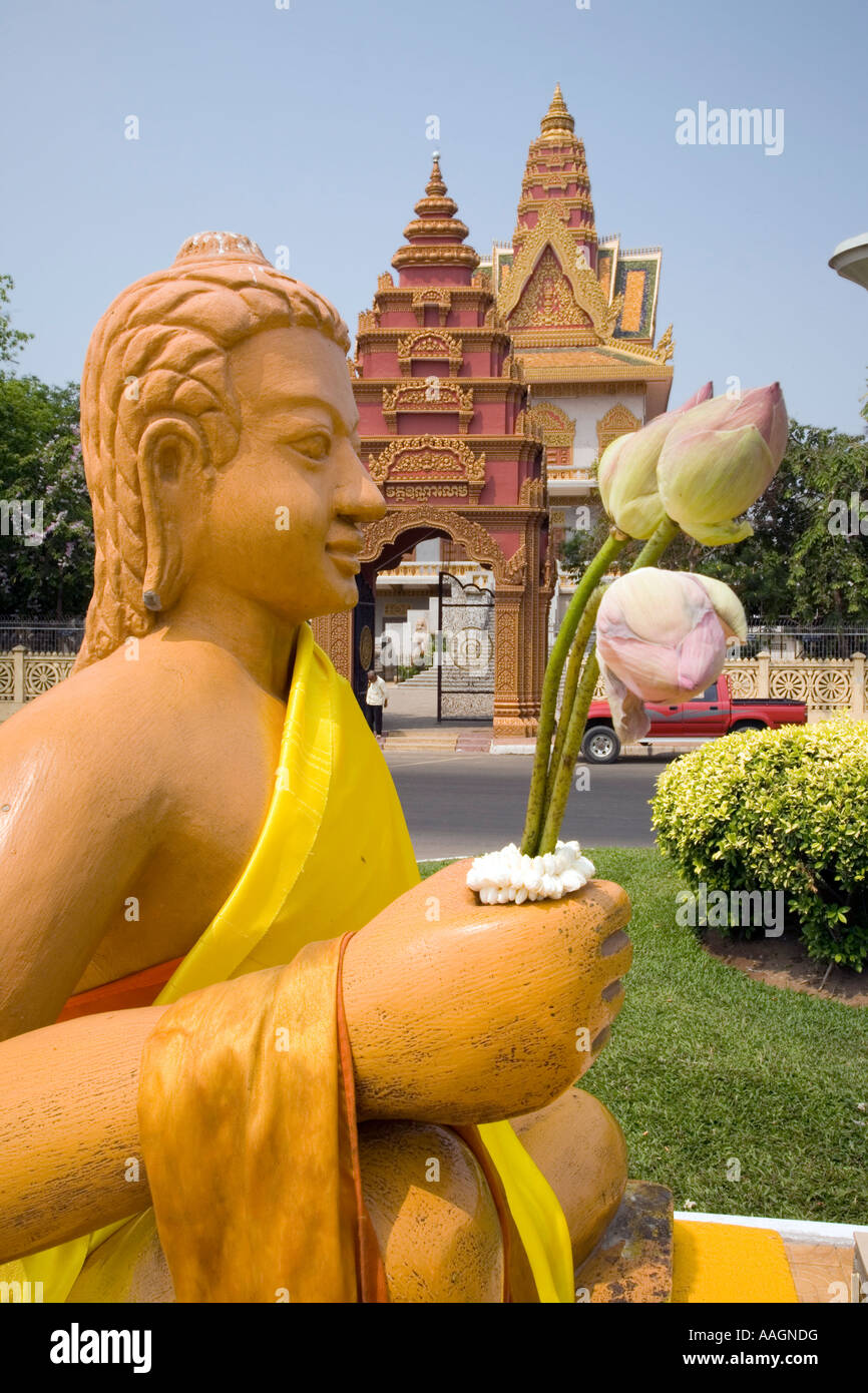 Buddha statue Wat Ounalom Phnom Penh Cambodia Stock Photo - Alamy
