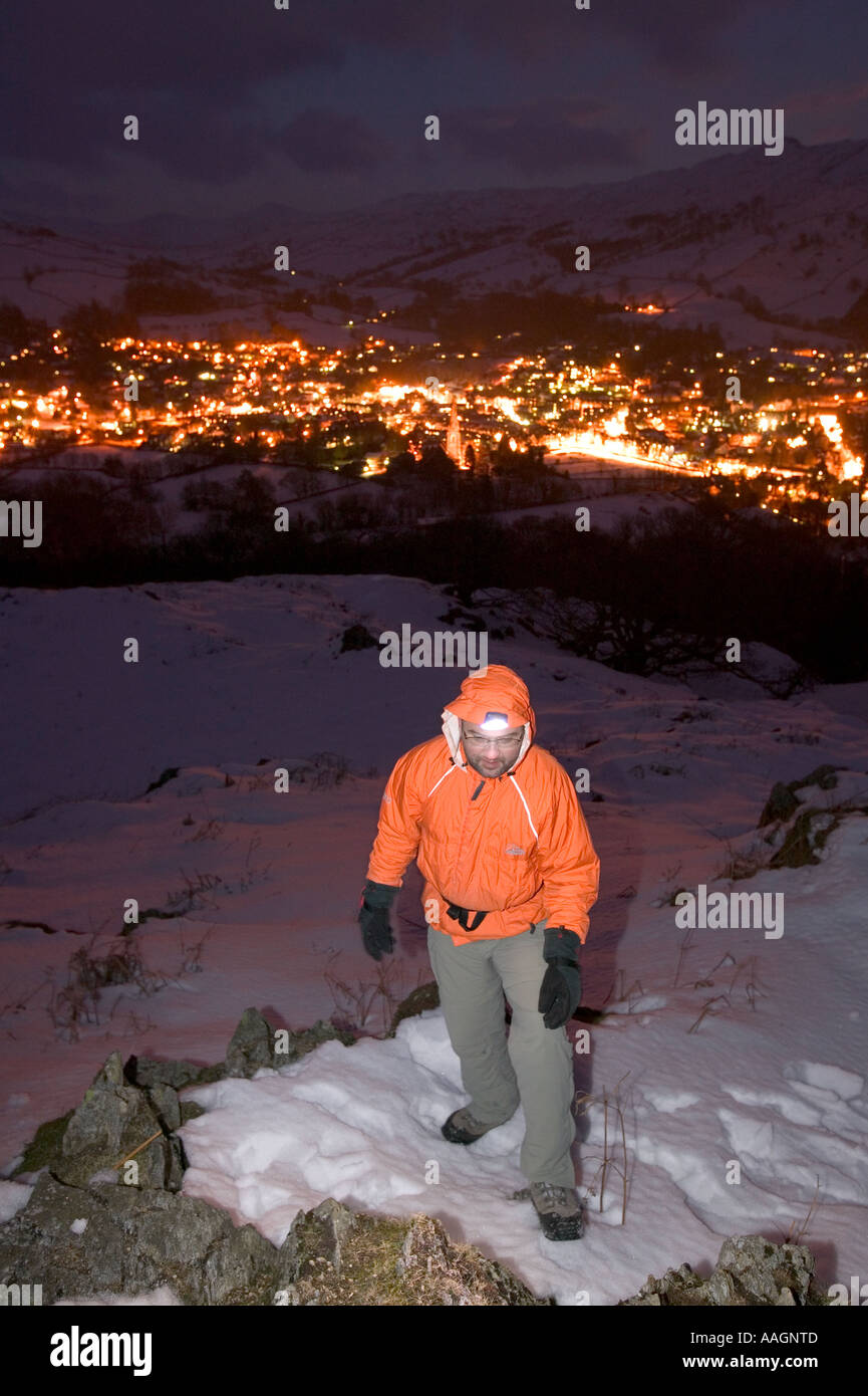 Snowy street at night uk hi-res stock photography and images - Alamy