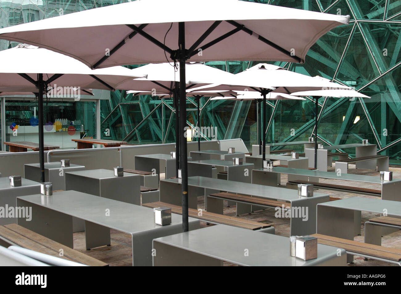 Social tables hi-res stock photography and images - Alamy