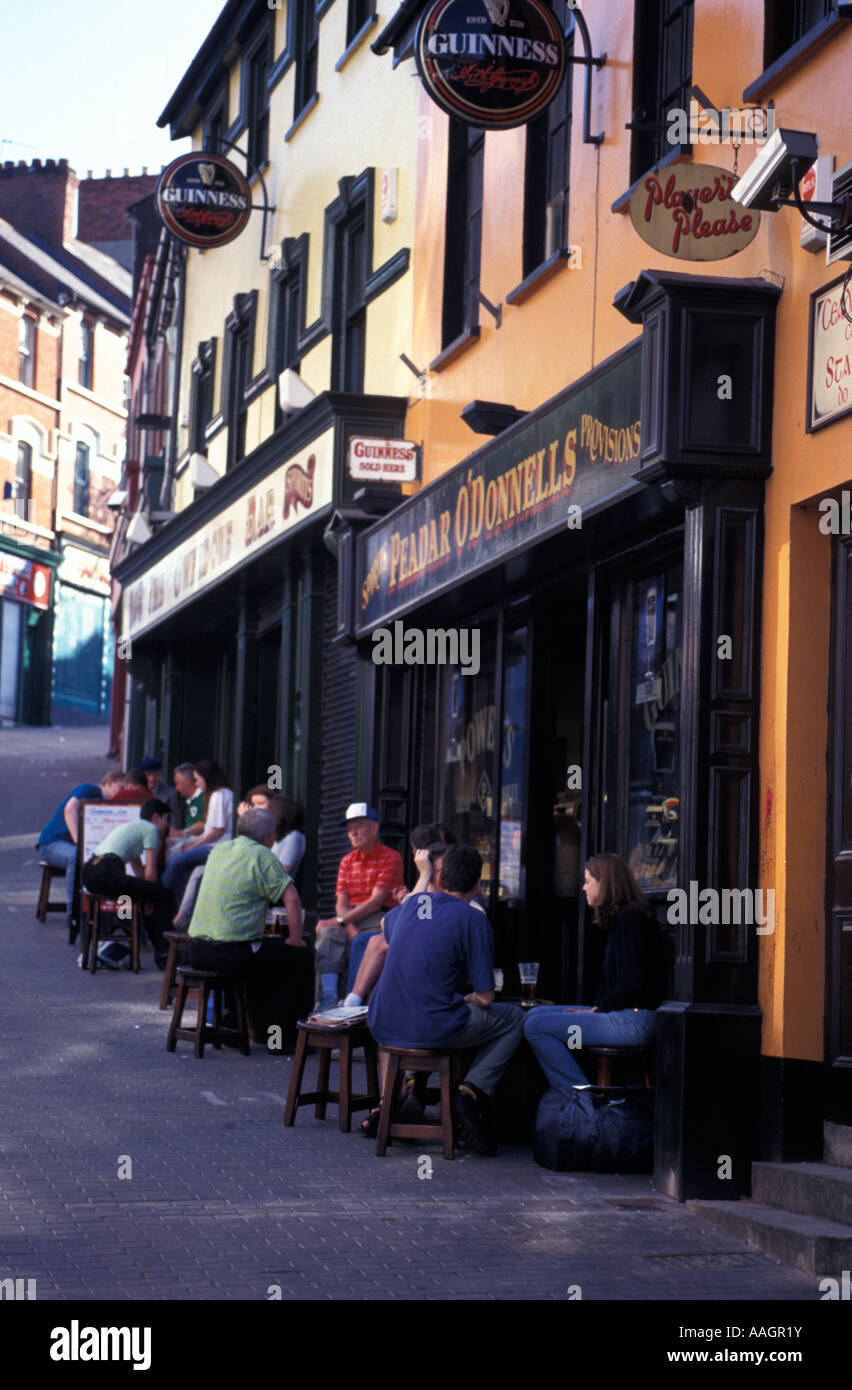 Derry ireland people beer hi-res stock photography and images - Alamy