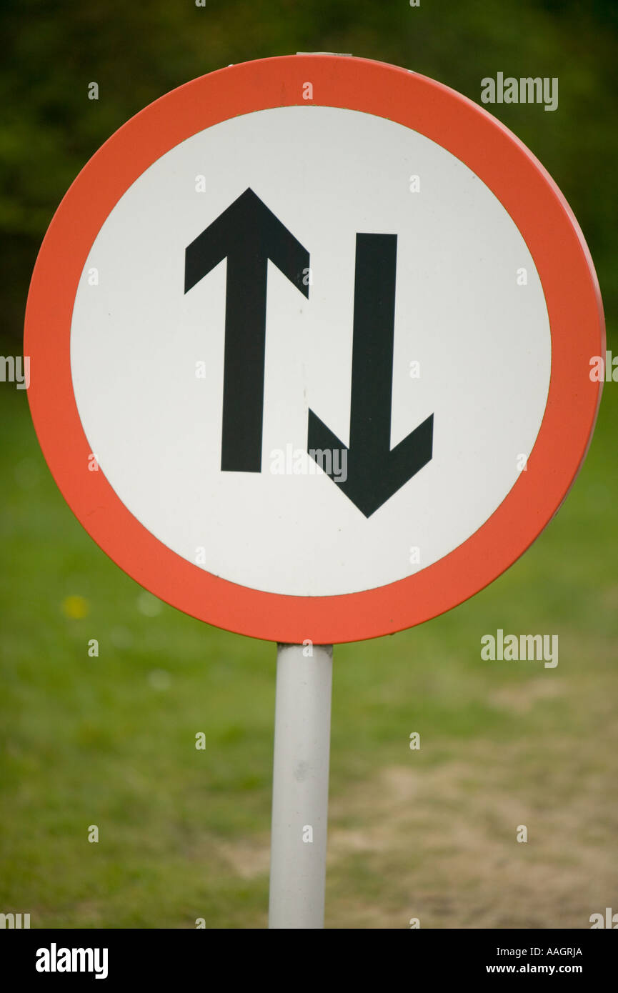 Two way arrow hi-res stock photography and images - Alamy