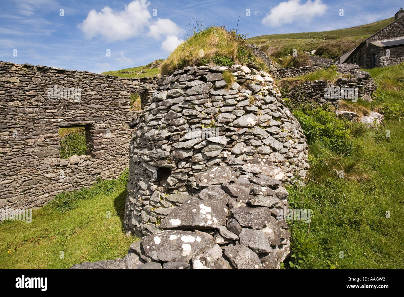 Ireland Kerry Dingle Slea Head Coumeenoole cloghan beehive hut and ...