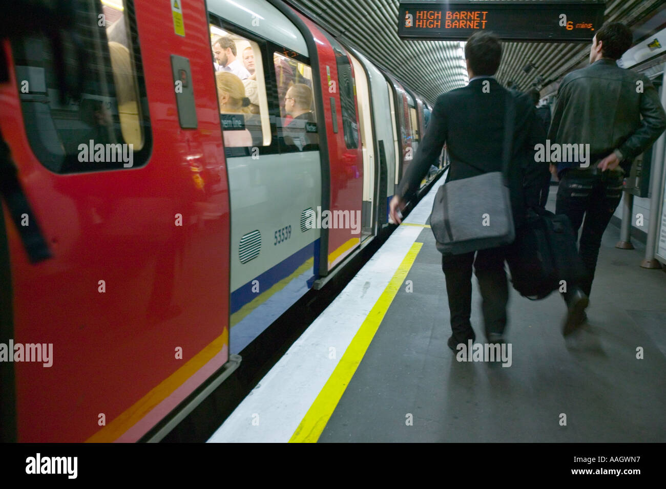 High tube underground station platform hi-res stock photography and ...