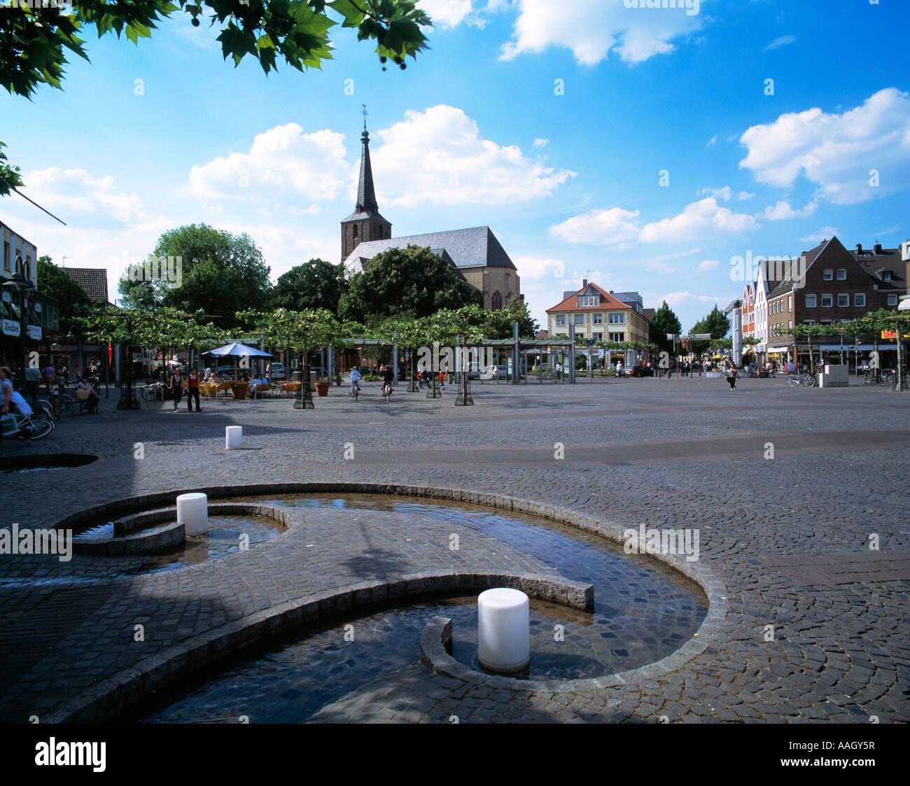 Marktplatz mit Buergerhaeusern und Pfarrkirche Sankt Maria Magdalena in ...