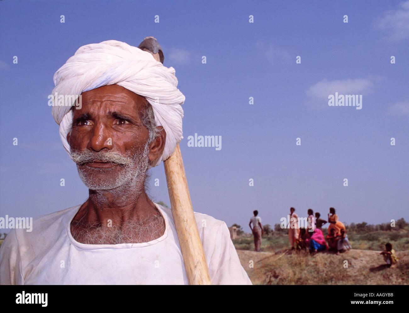 INDIA RAJASTHAN THE THAR DESERT INDIAN MAN IN WHITE TURBAN Stock Photo ...