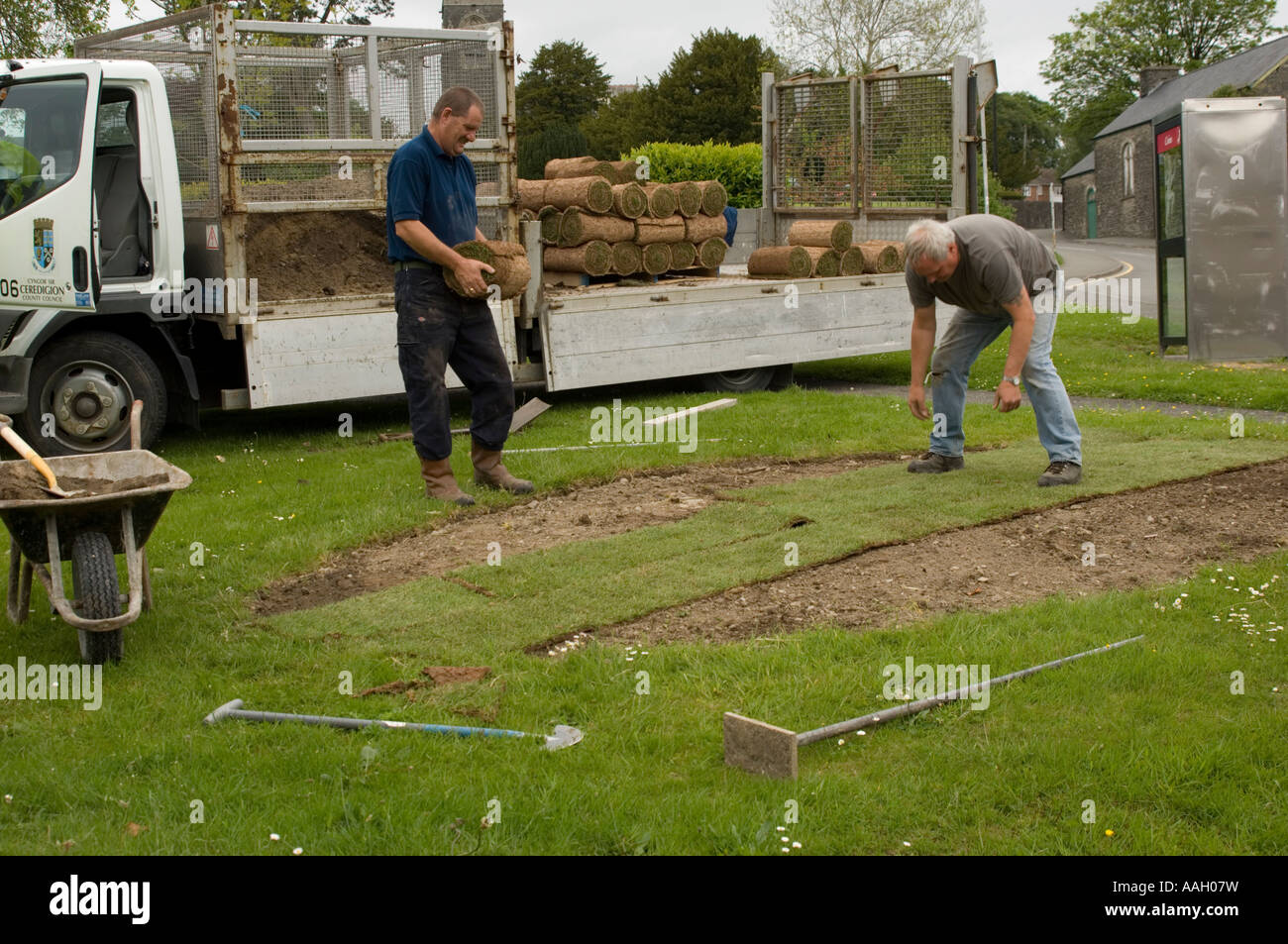 Employees on the lawn hi-res stock photography and images - Alamy