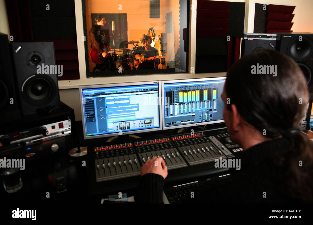 Musicband Cellophane is recording its first CD and plays in bars ...