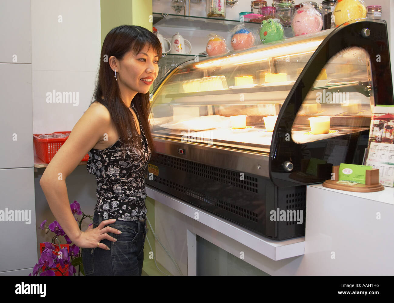 Person looking at cakes on shelf hi-res stock photography and images ...