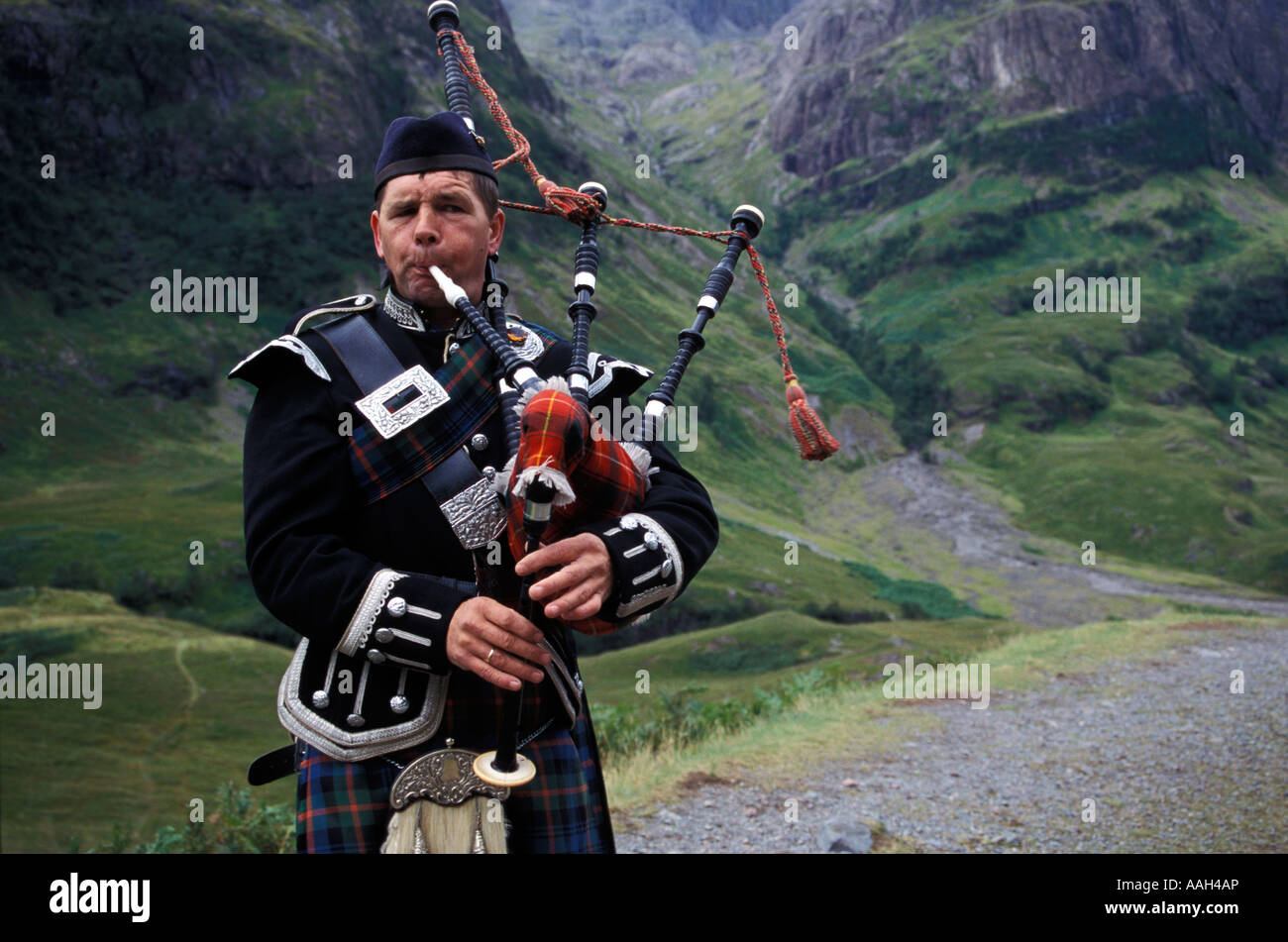 Scotland men in kilts hi-res stock photography and images - Alamy