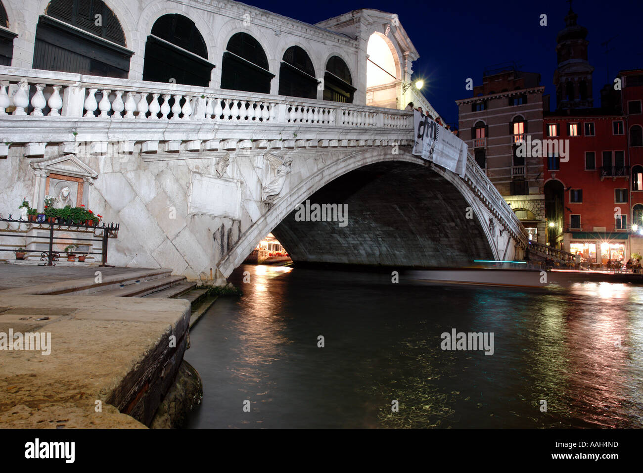 RIALTO BRIDGE VENICE AT NIGHT Stock Photo - Alamy