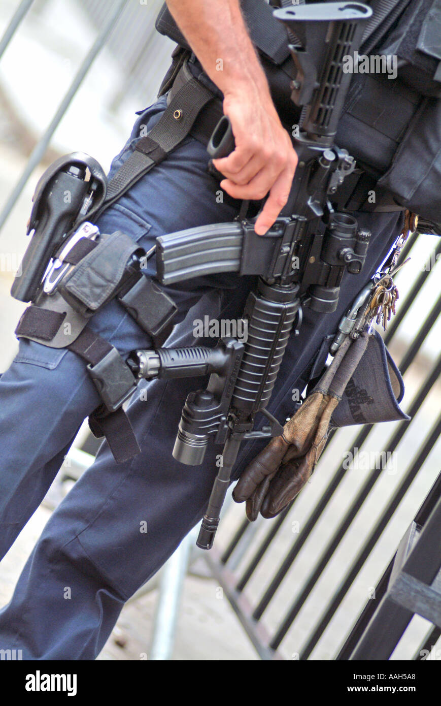 SWAT Team Automatic Weapon Stock Photo - Alamy