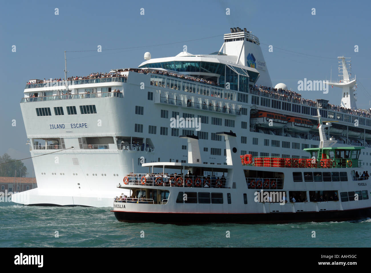 Damage venice ship cruise hi-res stock photography and images - Alamy