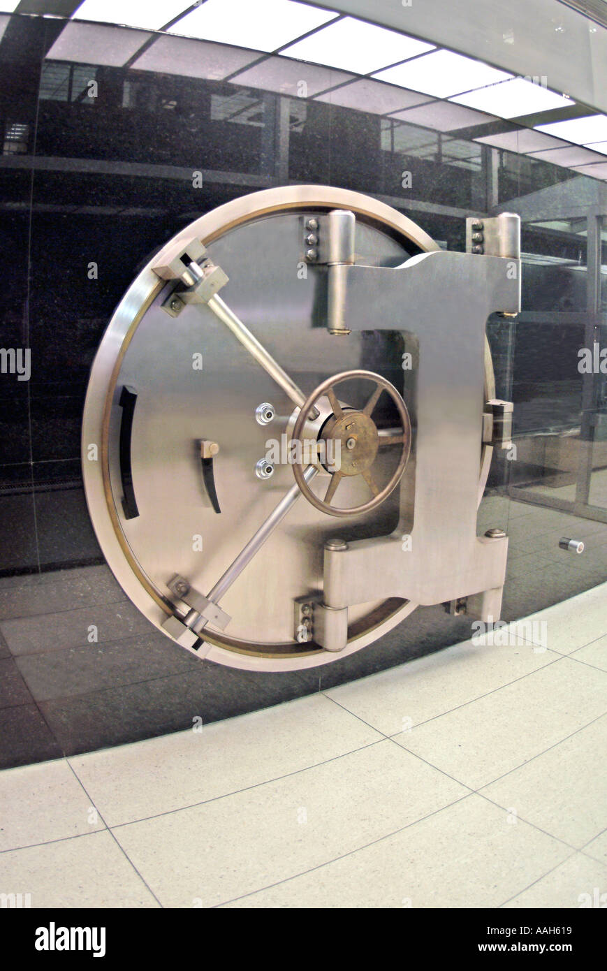 Steel door of bank vault in New York City Stock Photo - Alamy
