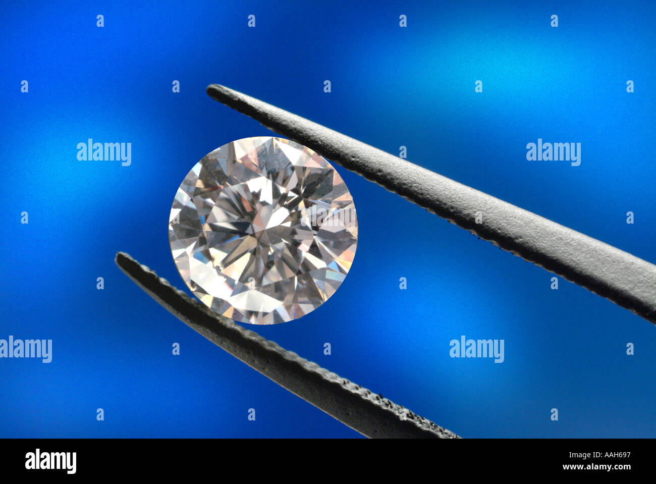 Close up of brillant cut loose solitaire diamond Stock Photo - Alamy