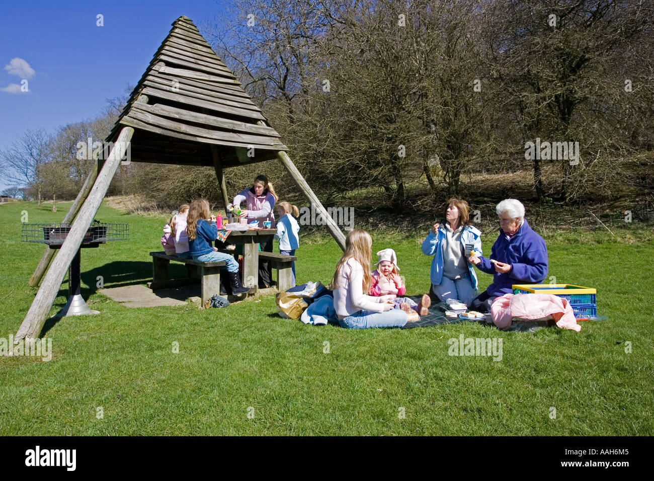 Picnic uk family hi-res stock photography and images - Alamy