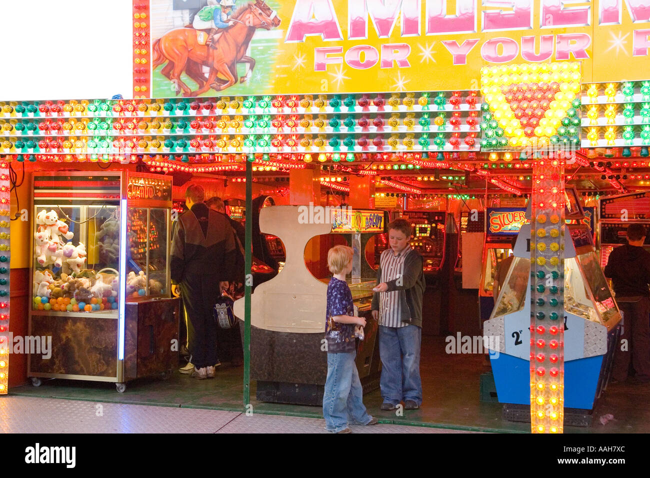 Funfair arcade machine hi-res stock photography and images - Alamy