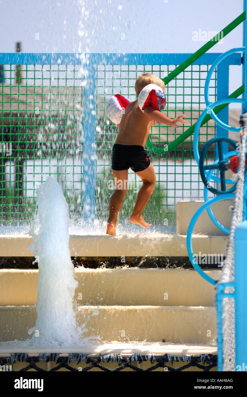 Waterpark children splashing hi-res stock photography and images - Alamy