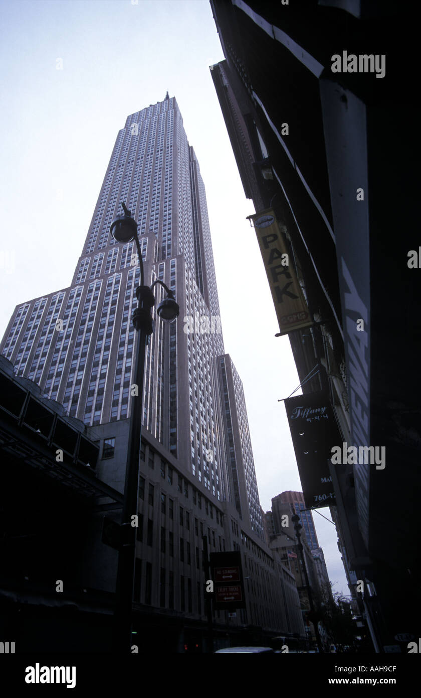 Empire state building ground level hi-res stock photography and images ...