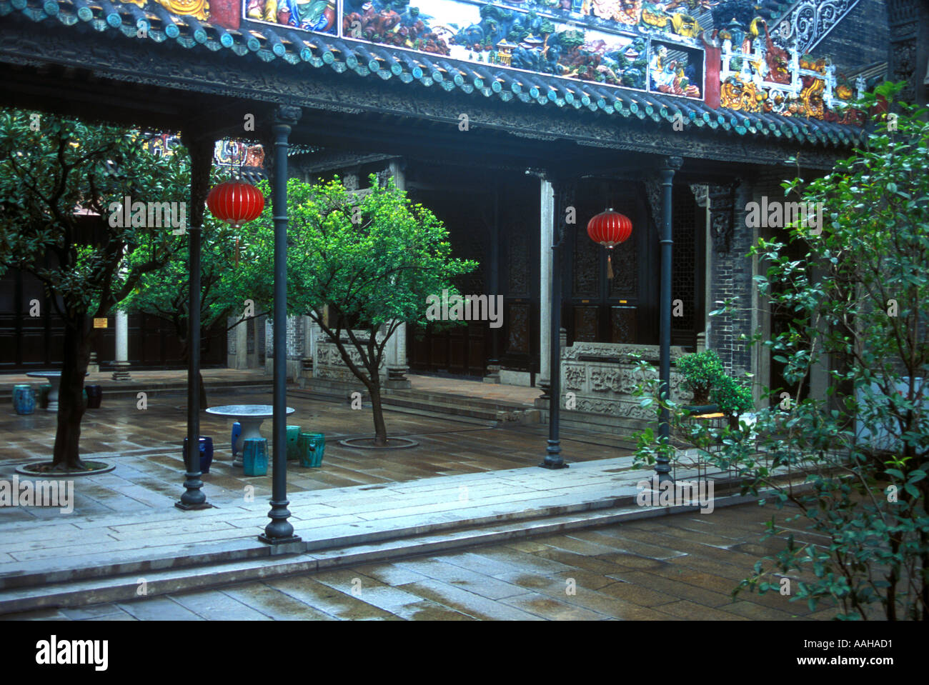 Rainy courtyard at Buddhist temple China Stock Photo - Alamy