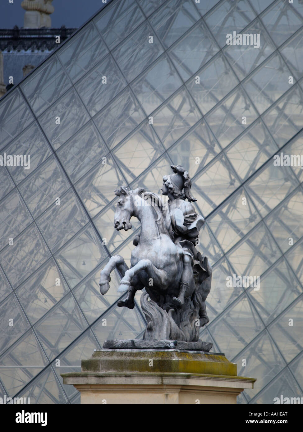 Louvre sculpture man hi-res stock photography and images - Alamy