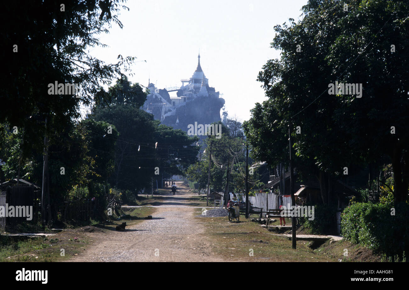 Split Rock Pagoda loikaw Myanmar Stock Photo - Alamy