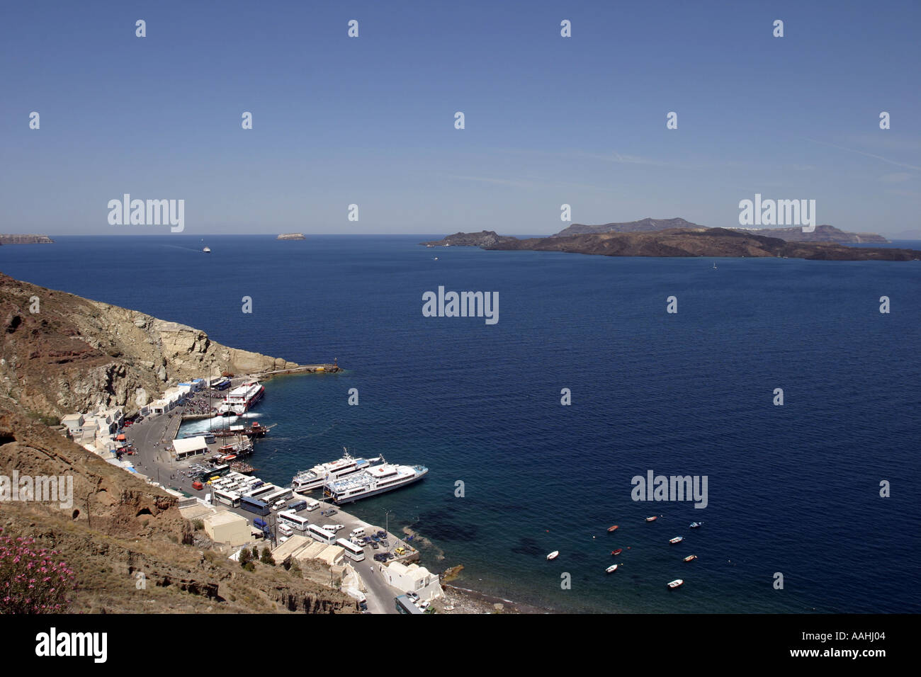 greece cyclades santorini the port of athina Stock Photo - Alamy