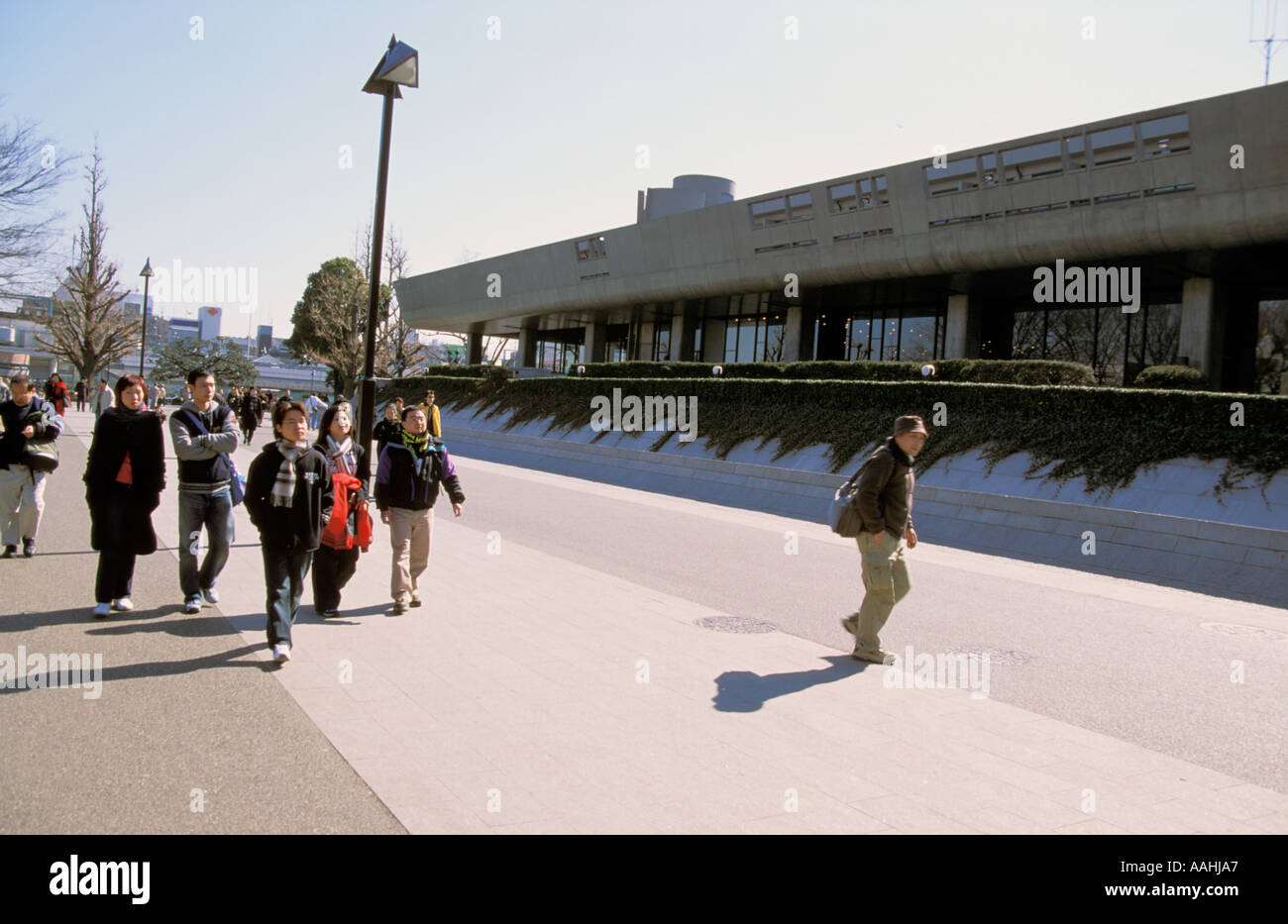 Japan Tokyo Ueno Park Visitors approaching museums Stock Photo - Alamy
