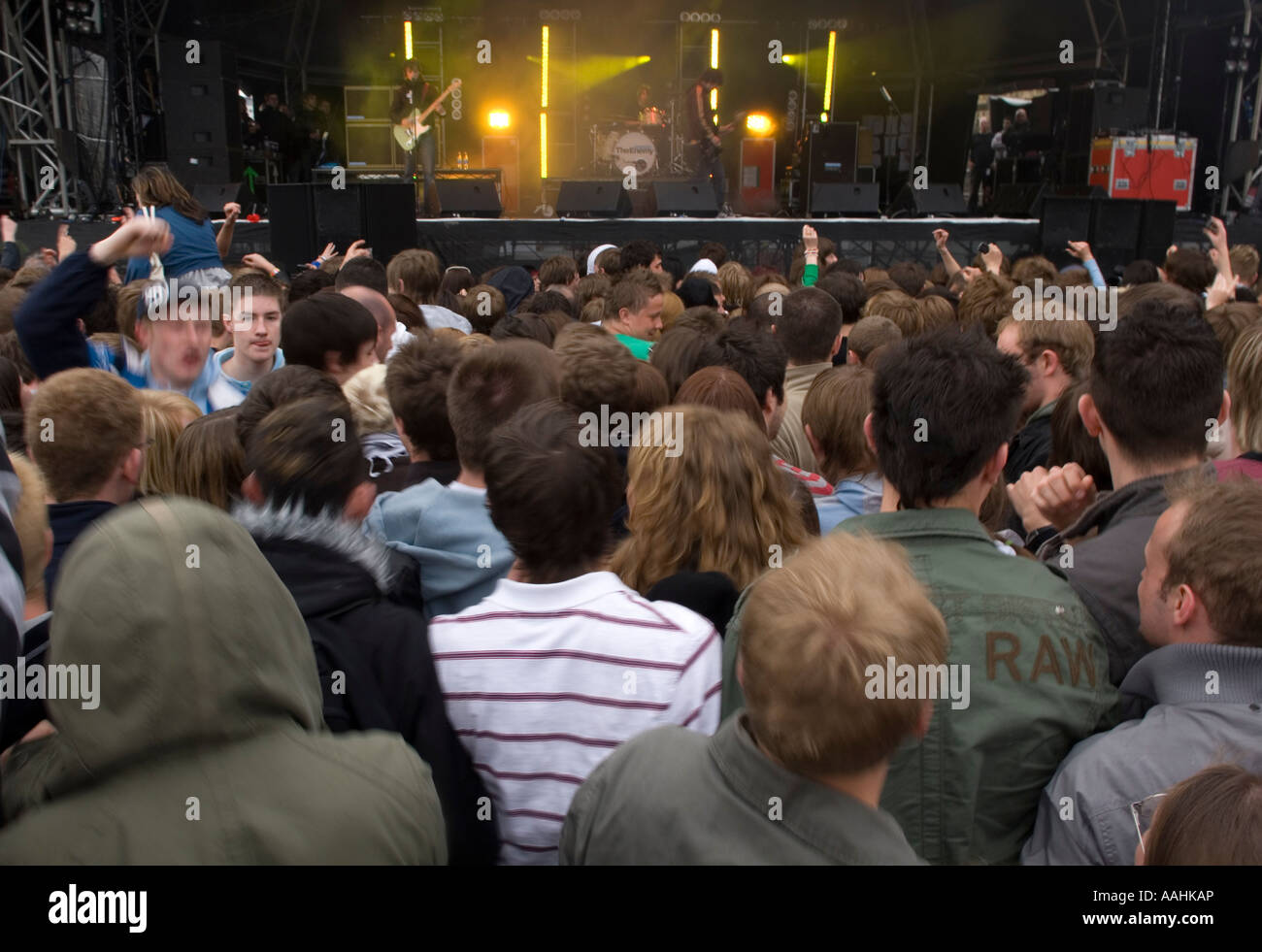 People in mosh pit hi-res stock photography and images - Alamy