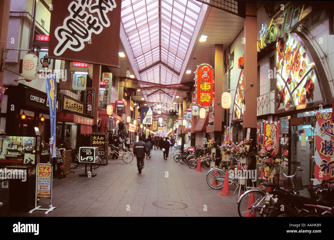Japan Tokyo Asakusa Shopping street near temple Stock Photo - Alamy