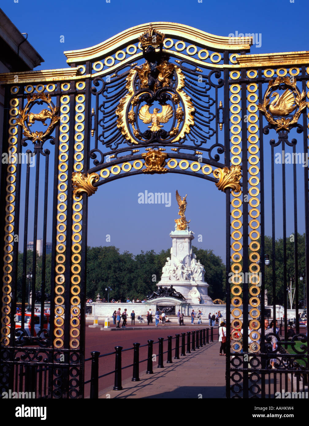 Buckingham palace visitors gate hi-res stock photography and images - Alamy