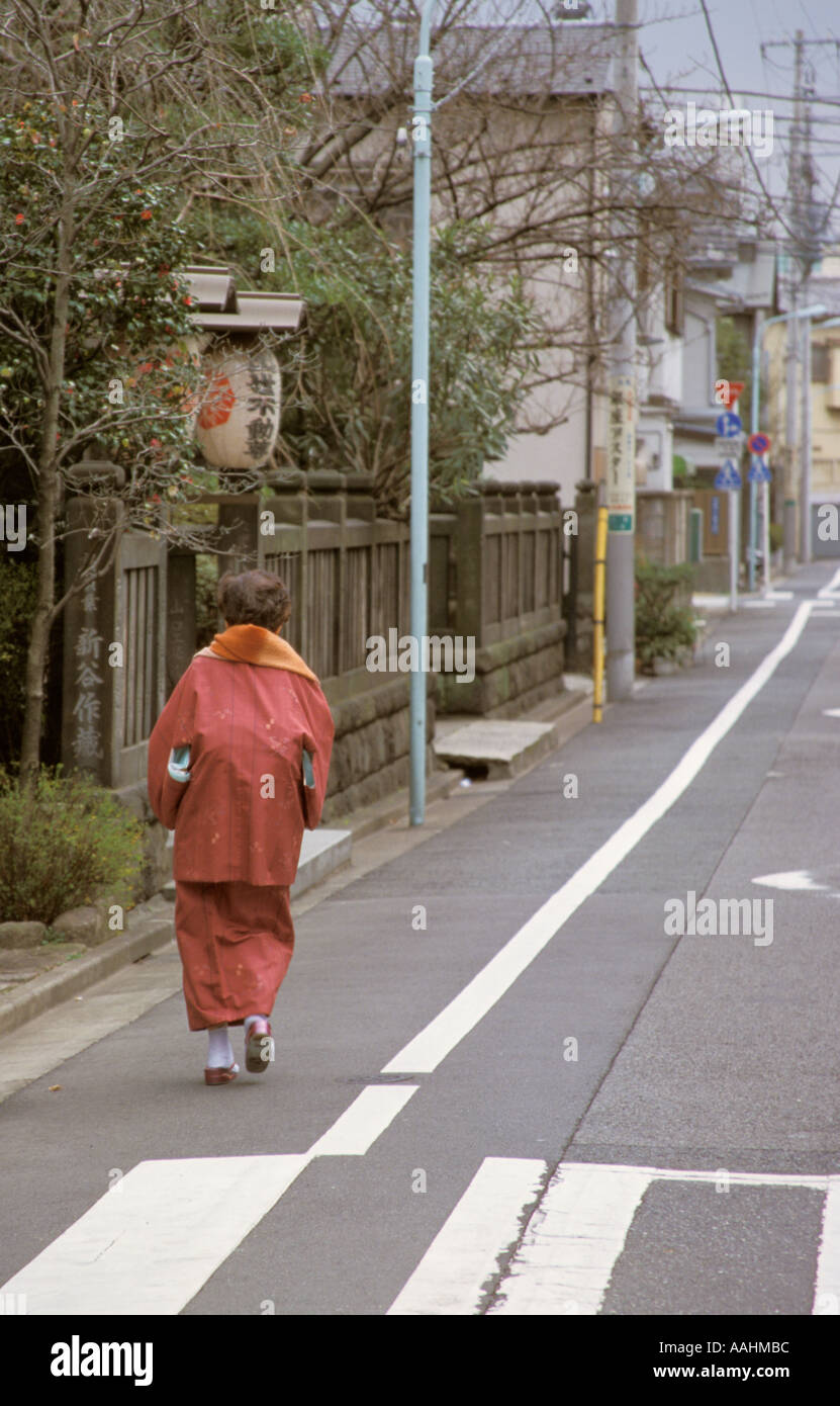 Japan Tokyo Women in Kimono Waiting for a bus Stock Photo - Alamy