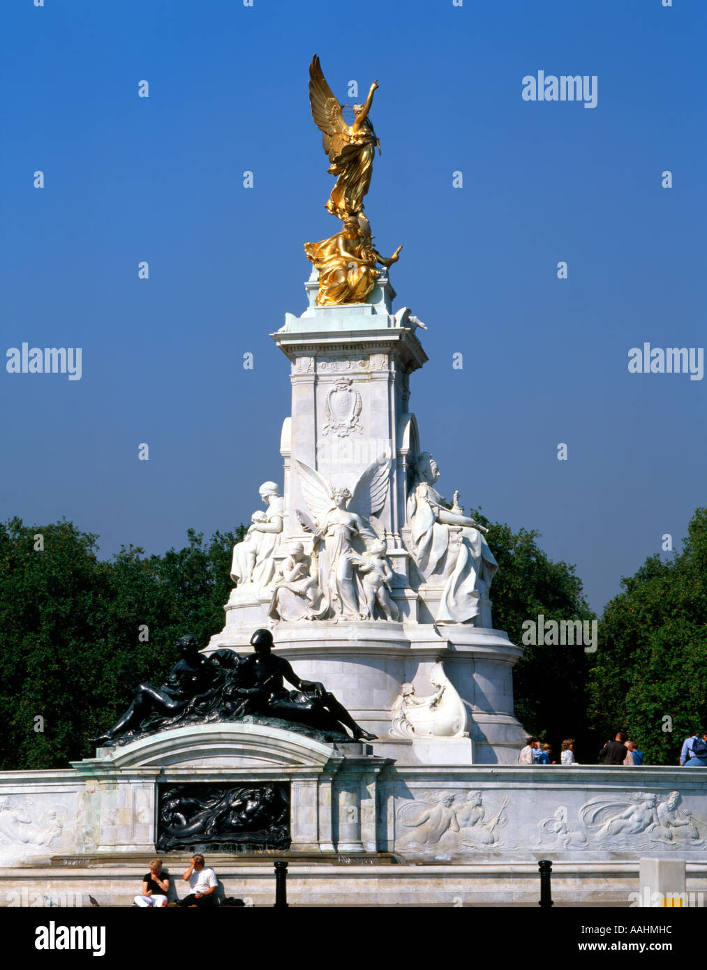 Queen victoria memorial london hi-res stock photography and images - Alamy