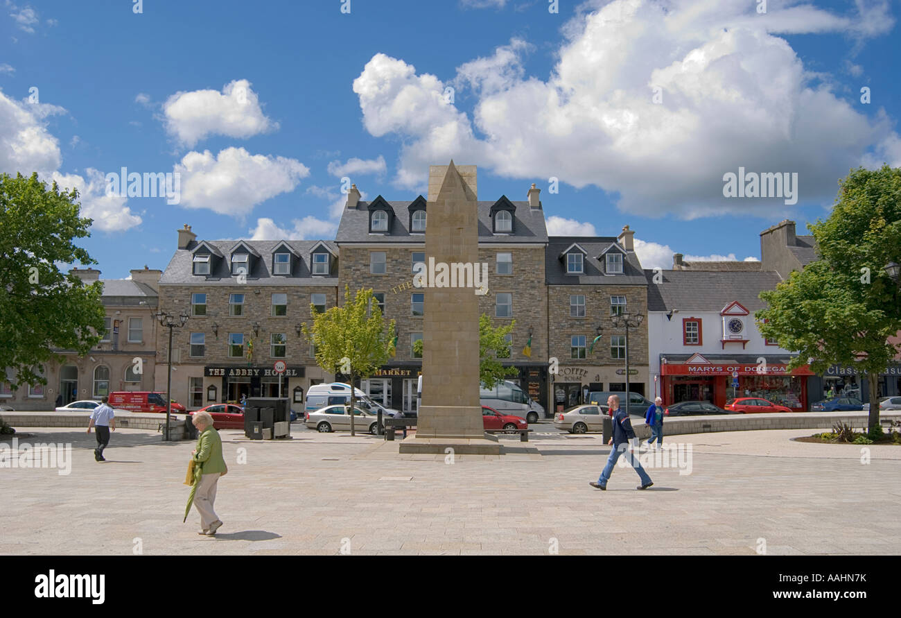 The Diamond in the centre of town Abbet Hotel behind monument Stock ...