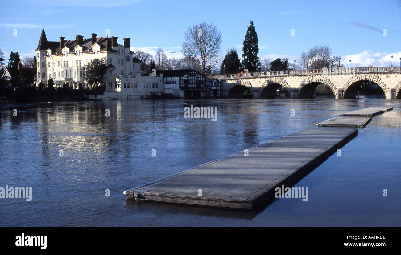River Thames in flood at Maidenhead road bridge Stock Photo - Alamy